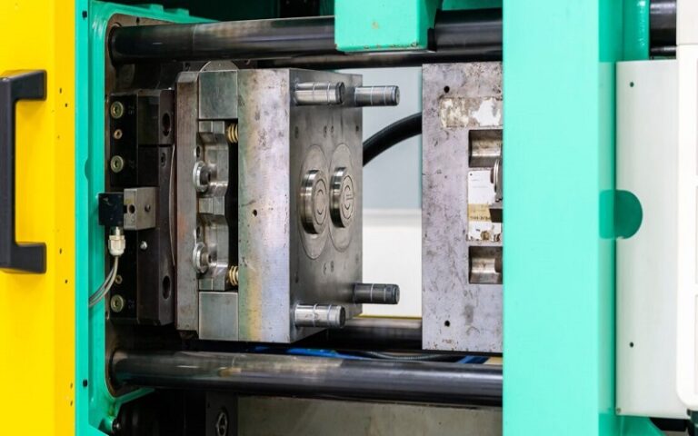 2 Shot Injection Molding：An In-Depth Look - FOW Mould